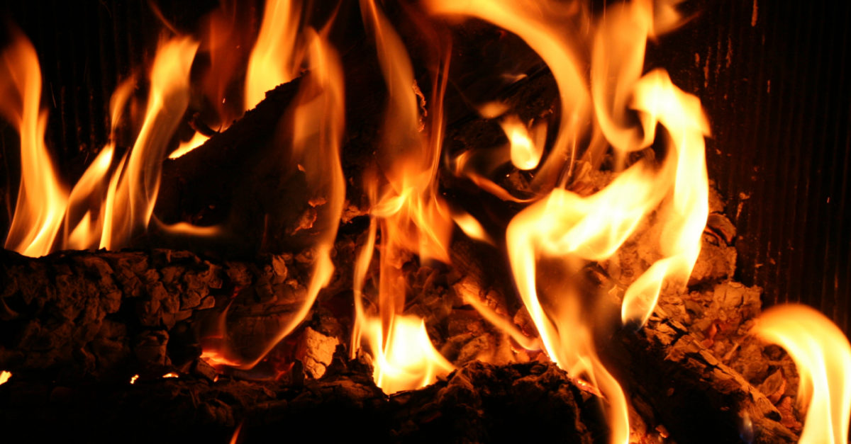 How To Make a Safe Summer Bonfire - American Lifestyle Magazine